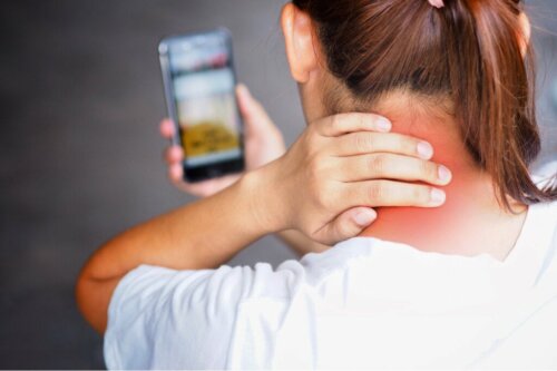 The Causes of Tech-Neck and How to Avoid It - Exploring your mind The Causes of Tech-Neck and How to Avoid It - Exploring your mind